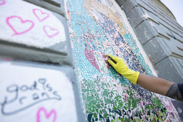 ‘Let the people have rat’ — Work party restores Cal Anderson Park mural ...